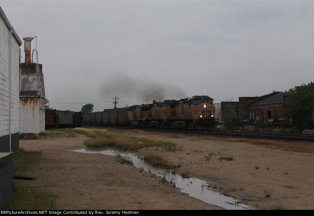 UP 5824 & others (2)